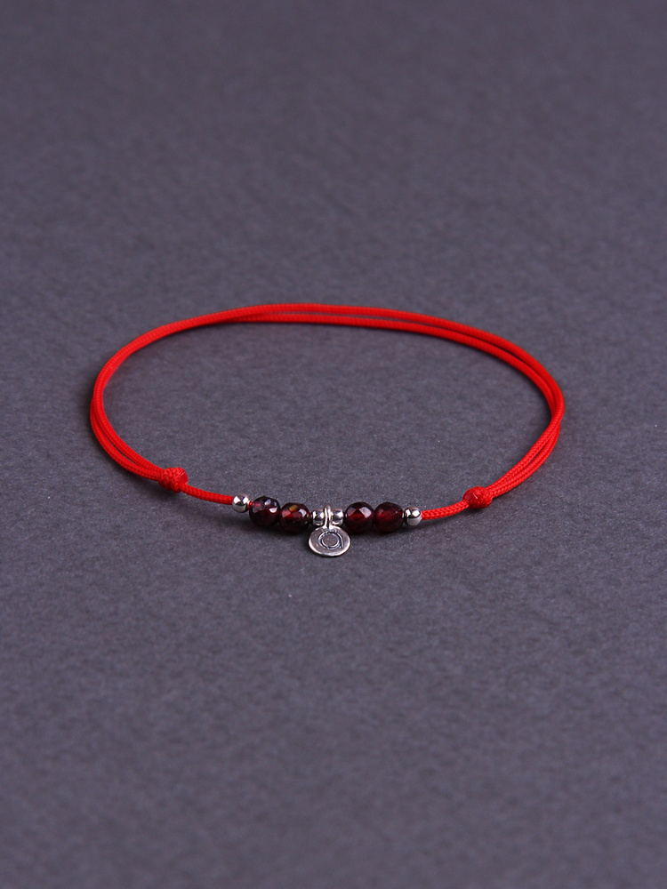 Amoleto / Браслет-нить с гранатом и серебром, браслет на красной нити ...