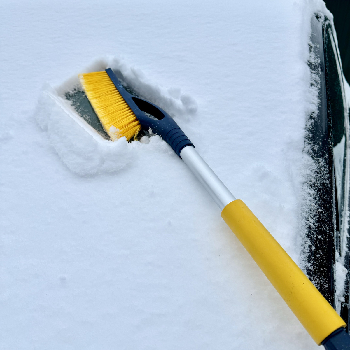 Щетка автомобильная зимняя для снега со скребком CityUp CU-94, 75 см, щетка сметка от снега для ...