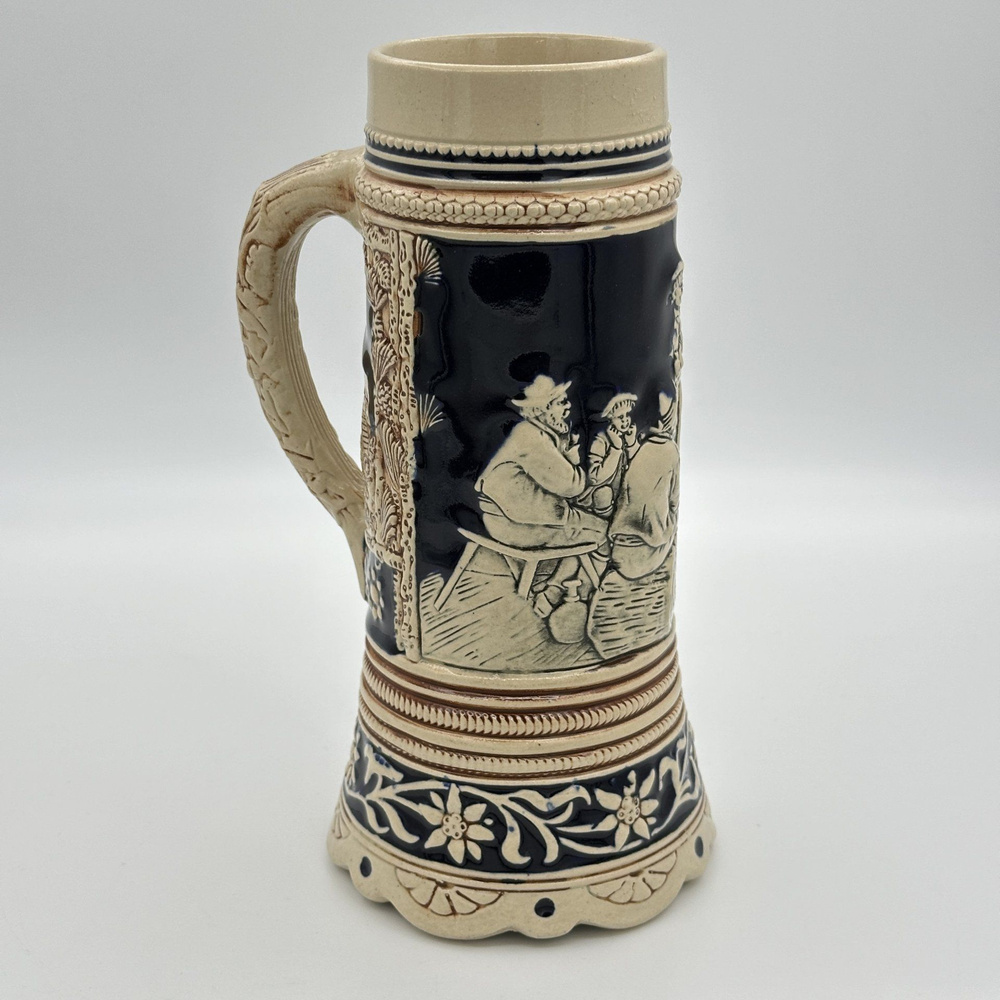 Кружка пивная, украшенная изображением сцены посиделок в саду, керамика, рельеф, Marzi & Remy ...