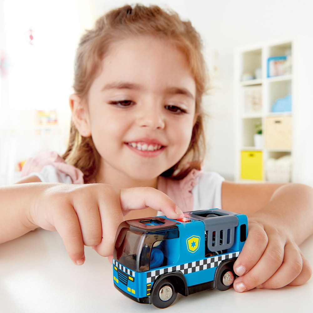 Набор для игры Полицейская машина с сиреной, фигурки полицейского и грабителя Hape купить на ...