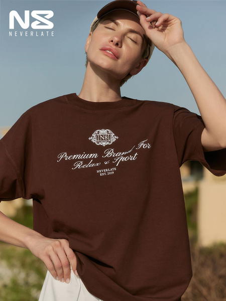 Футболка Женский NEVERLATE какао Короткий, размер 44 Трикотаж Надписи оверсайз Повседневный ...