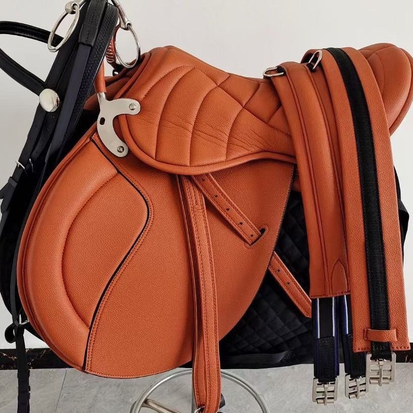 Прочное седло, подходящее для длительной езды верхом.Аксессуары для ...