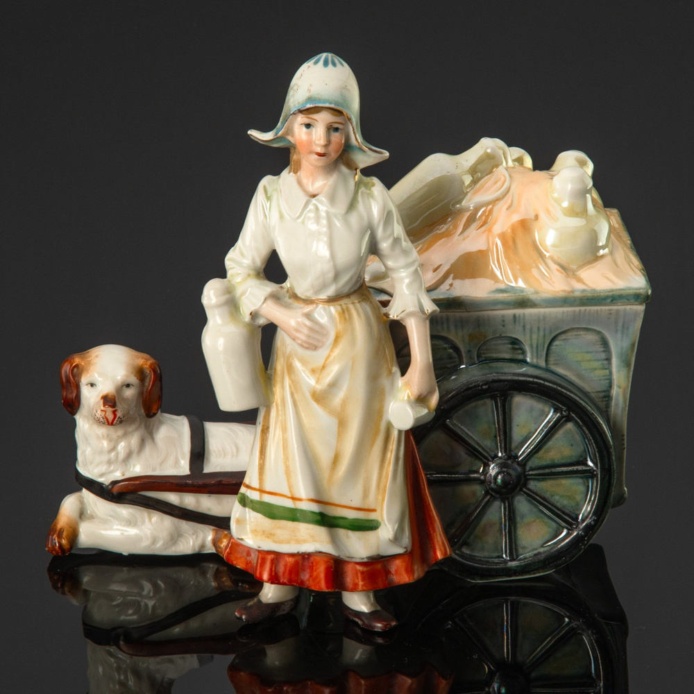 Чайница винтажная статуэтка Продажа молока с собачьей упряжки, фарфор, роспись, Западная Европа ...