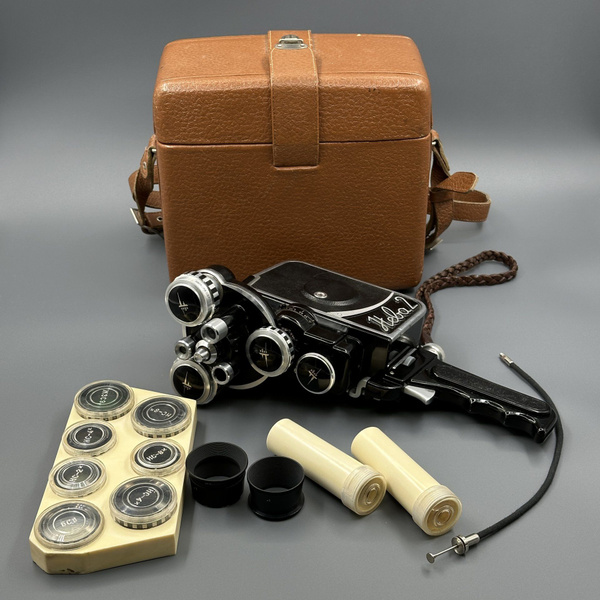 Кинокамера Нева-2 в футляре с комплектующими, металл, стекло, пластик, ЛОМО Ленинградское оптико ...