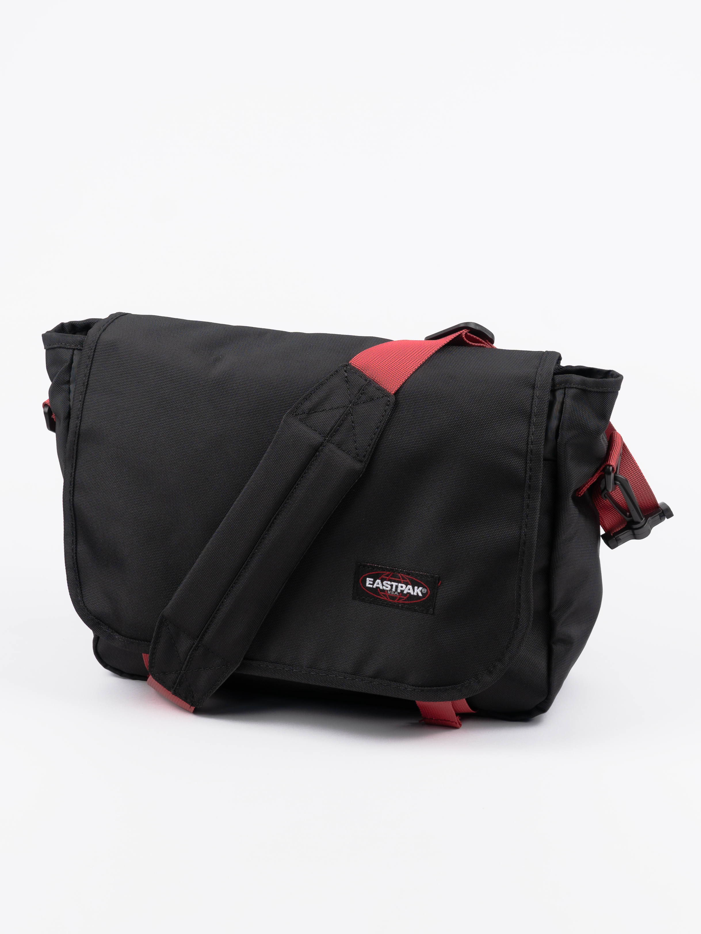Сумка мессенджер на плечо Eastpak Jr 11,5л черная, красный ремень ...