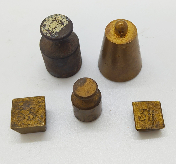 Набор из пяти гирь-разновесов из различных комплектов, латунь, Российская империя, 1900-1915 гг ...