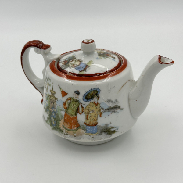 Миниатюрный чайник, украшенный сюжетной сценкой, фарфор, деколь, роспись, Дулевский фарфоровый ...