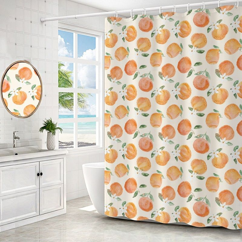 Занавеска для ванной комнаты украшена красивым набивным рисунком ...