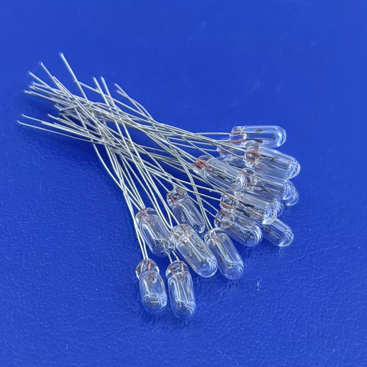 Лот 20 штук Миниатюрная лампа 3mm 14V 70mA h8mm , выводы под пайку ...