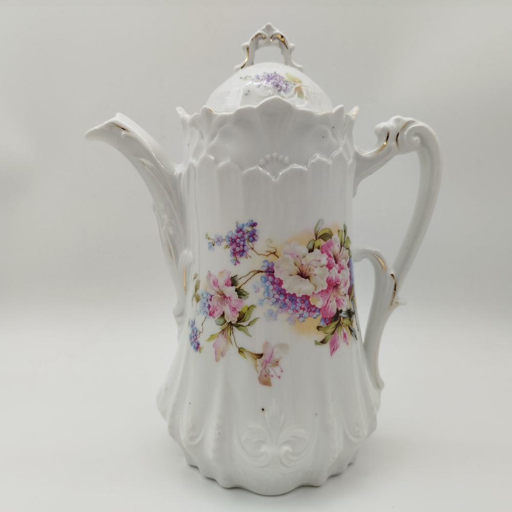 Кофейник винтажный, украшенный ажурным рельефным декором и цветами на тулове, фарфор, деколь ...