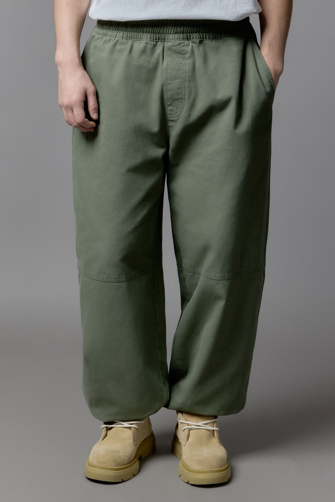 Брюки Мужской Befree джоггеры оливковый Трикотаж Повседневный, размер 44 Резинка оверсайз На ...