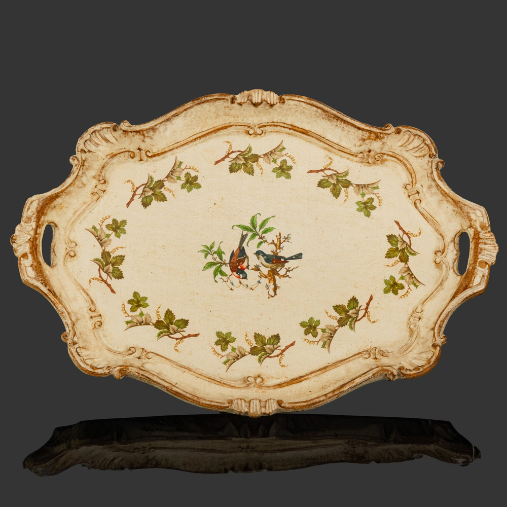 Поднос с фигурным бортом, декорированный изображением птиц и виноградной лозы, флорентийский ...