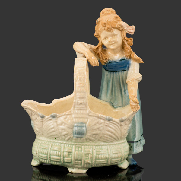 Салфетница винтажная в виде девочки в голубом платье с корзиной, фаянс, роспись, Западная Европа ...