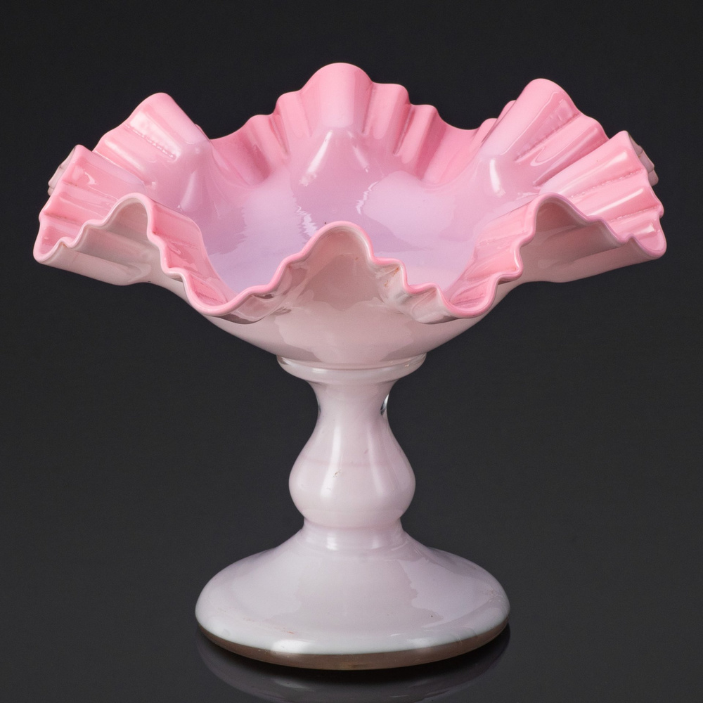Ваза-конфетница розового цвета формы "барок" с фестончатым бортом малая, стекло молочное стекло ...