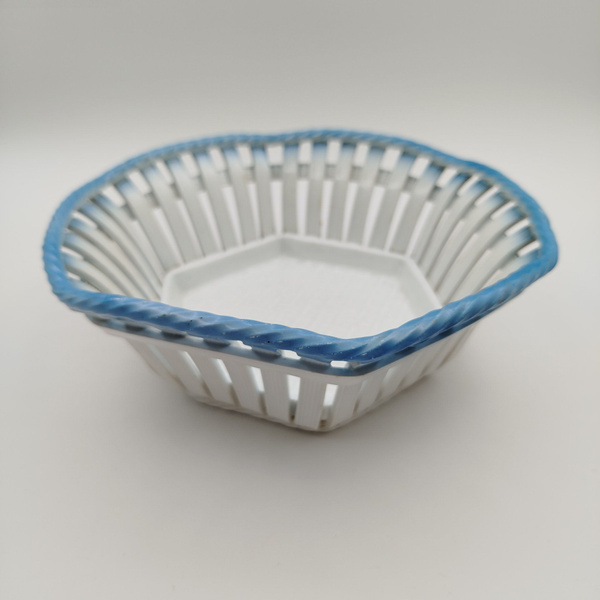 Сухарница в виде корзины в бело-голубой гамме, фаянс, аэрография, Песоченская фабрика фаянса ...