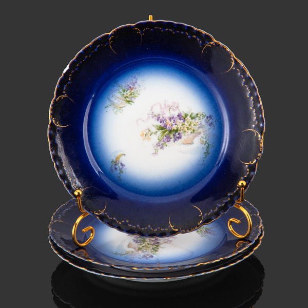 Набор из трех тарелок с изображением композиций из сирени, фарфор, крытье кобальтом, аэрография ...