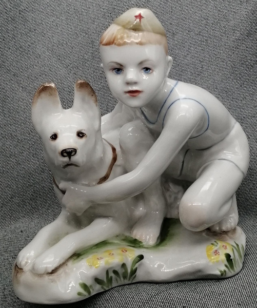 Статуэтка Юный пограничник с собакой, фарфор, роспись, ЛФЗ, СССР, 1950-1959 гг. Высота 12.5 см ...