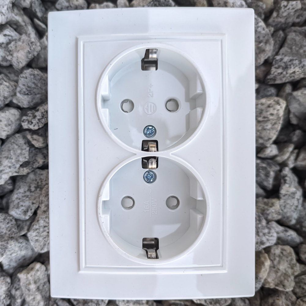 Розетка двухместная EKF МИНСК, скрытый монтаж, с заземлением, со шторками, белый, ERR16-128-100 ...