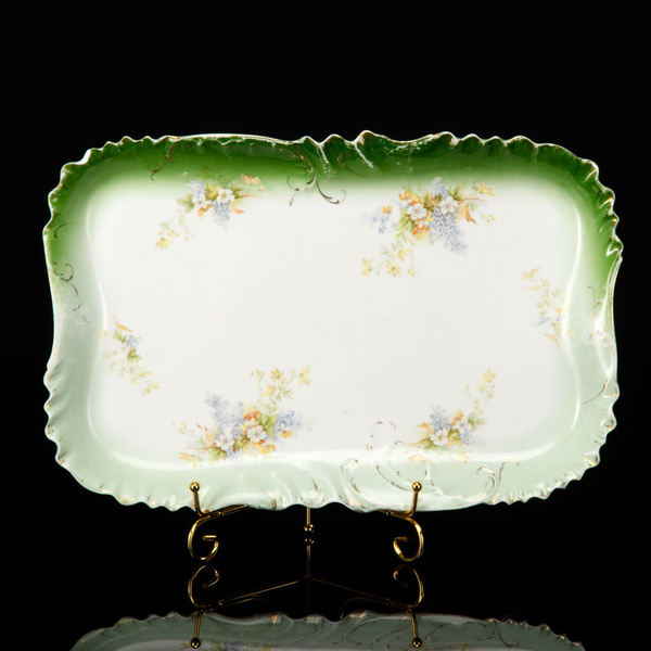 Сервировочное блюдо прямоугольной формы с волнистым бортом, украшенное цветочным декором в виде ...