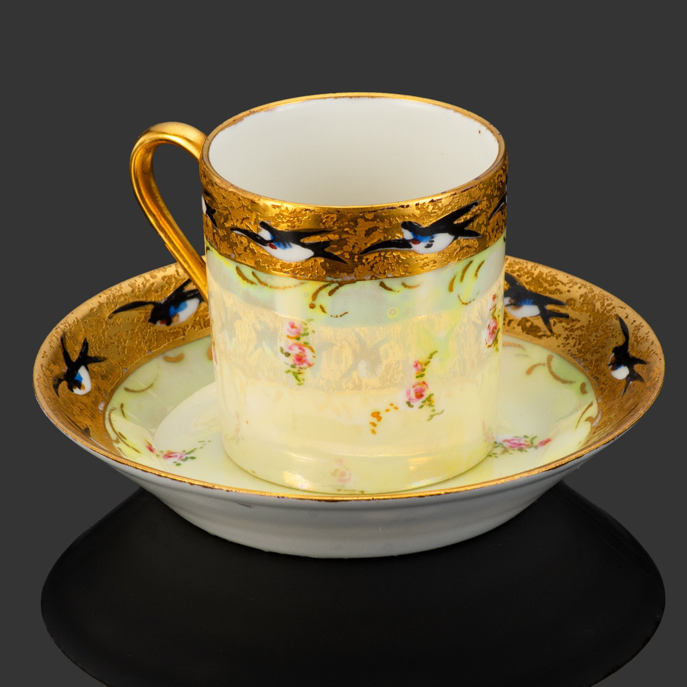 Кофейная пара, украшенная цветочными мотивами и изображением ласточек на золотой кайме, La ...