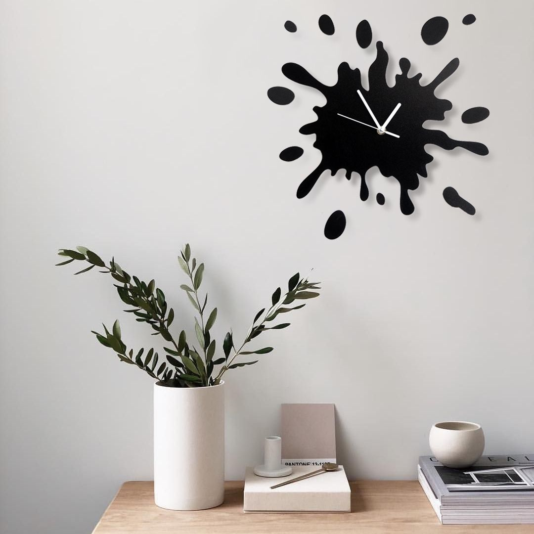 Настенные часы Клякса 30х32 см черные бесшумные купить C доставкой на Ozon по низкой цене