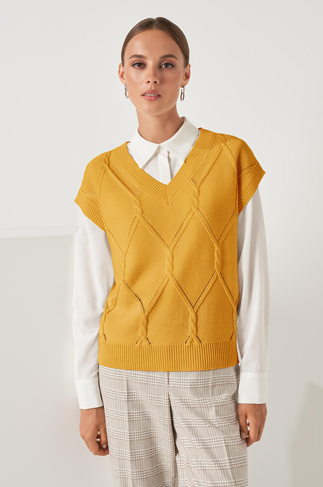 Жилет Женский NELVA горчичный Пряжа, размер 52 Разрезы свободный трикотажный Без застежки ...