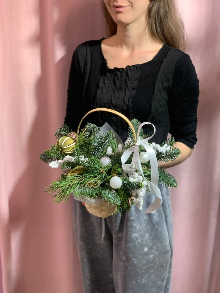 Новогодняя композиция из живой елки нобилис с шарами и декором, цвет ...