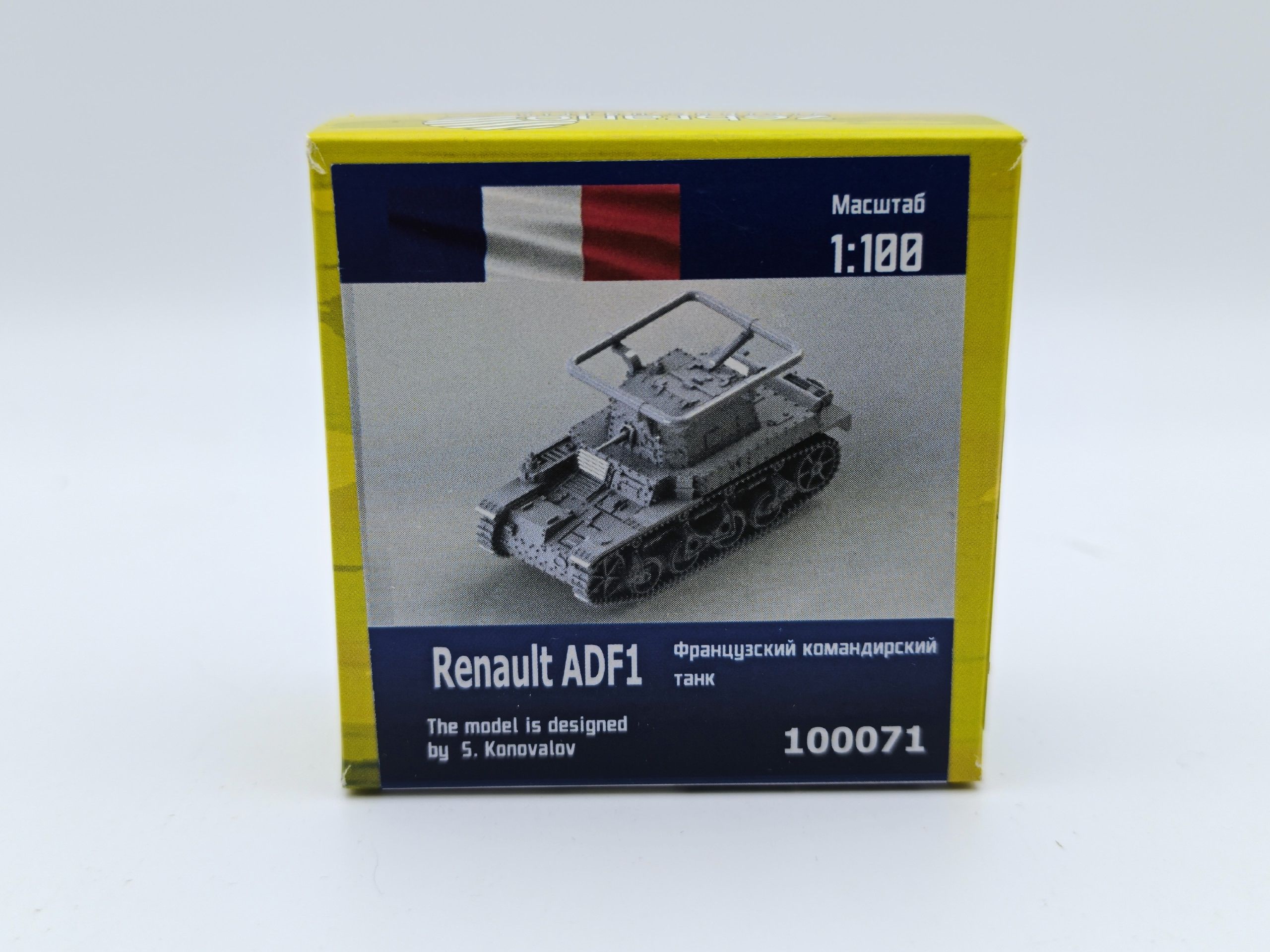 Сборная модель Французский командирский танк Renault ADF1, масштаб 1: ...