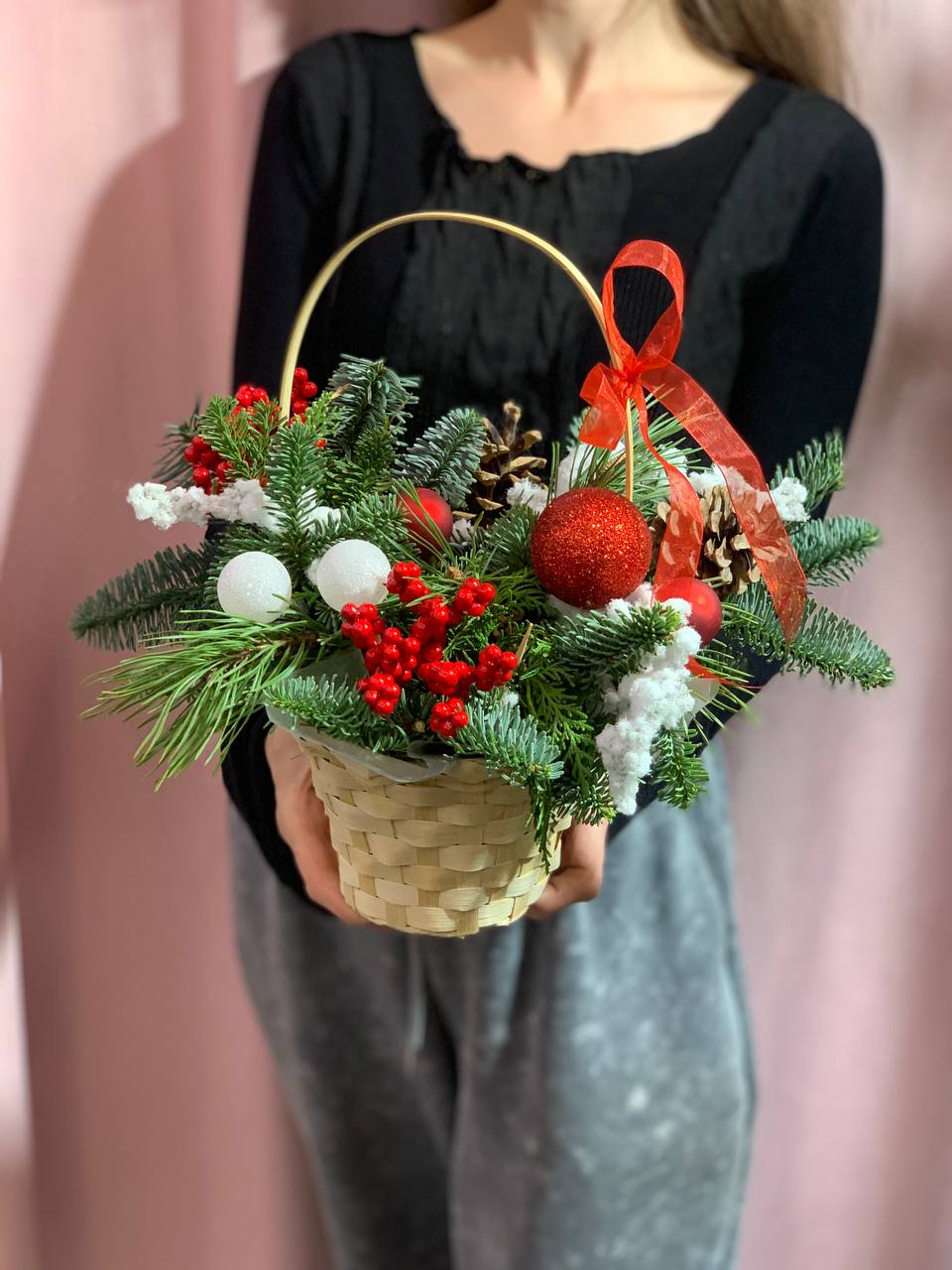 Новогодняя композиция из живой елки нобилис в корзиночке с илексом и ...