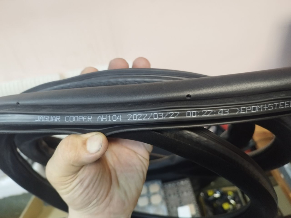 Уплотнитель двери Discovery 3 LR037755 купить c доставкой на OZON по ...