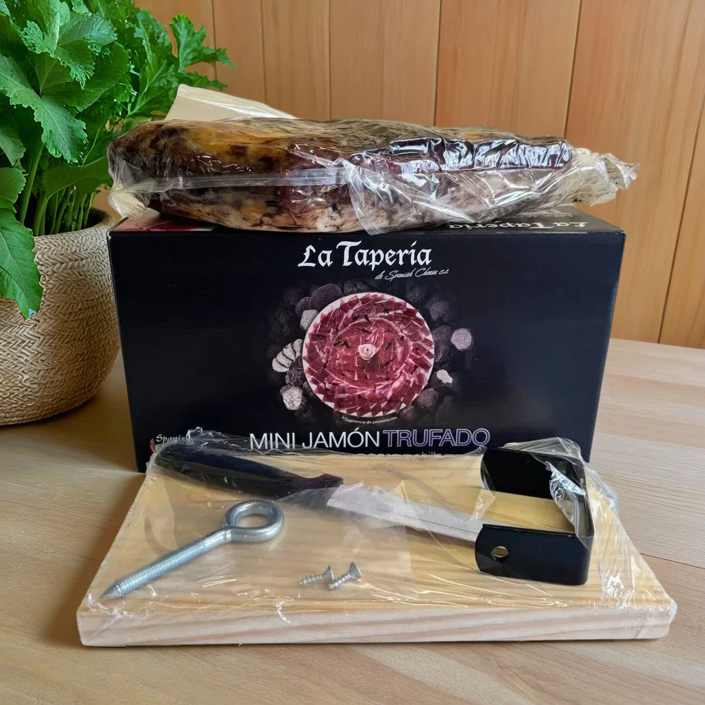 Хамон с трюфелем Серрано (La Taperia Trufado), подарочный набор с подставкой и ножом, 950 гр ...