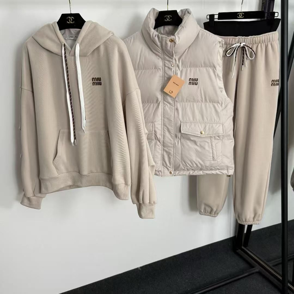 Комплект одежды Женский Miu Miu Повседневный абрикосовый, размер 48 Хлопок, рост 158-170 Значки ...