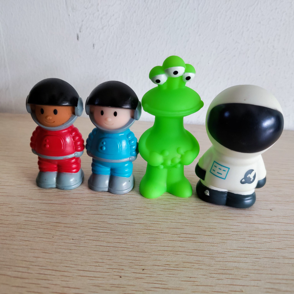 Набор из 4 шт. людей ELC Happyland Robot Alien Astronaut Figure ...