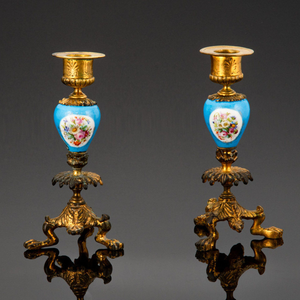 Пара подсвечников на зооморфных ножках с цветочным декором в резервах на грушевидных вставках ...