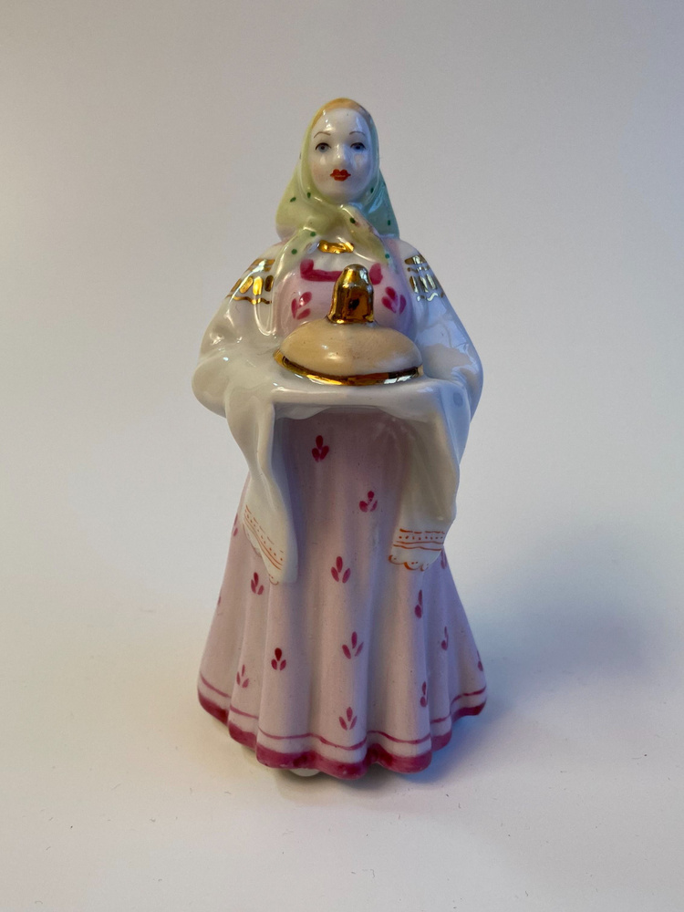 Девушка с караваем, хлеб-соль, добро пожаловать. Коллекционная статуэтка (высота 12,3 см ...