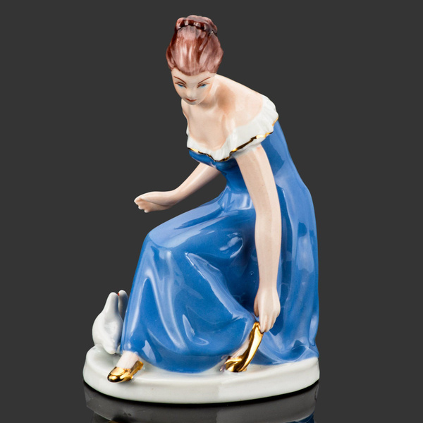 Статуэтка винтажная Девушка, кормящая голубей, фарфор, роспись, золочение, Royal Dux ...