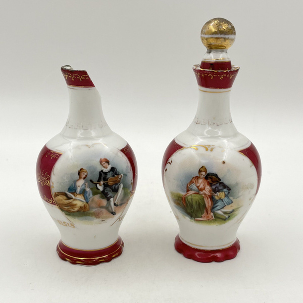 Флаконы парные с изображением галантных сцен в медальонах и меандром, фарфор, крытье, деколь ...