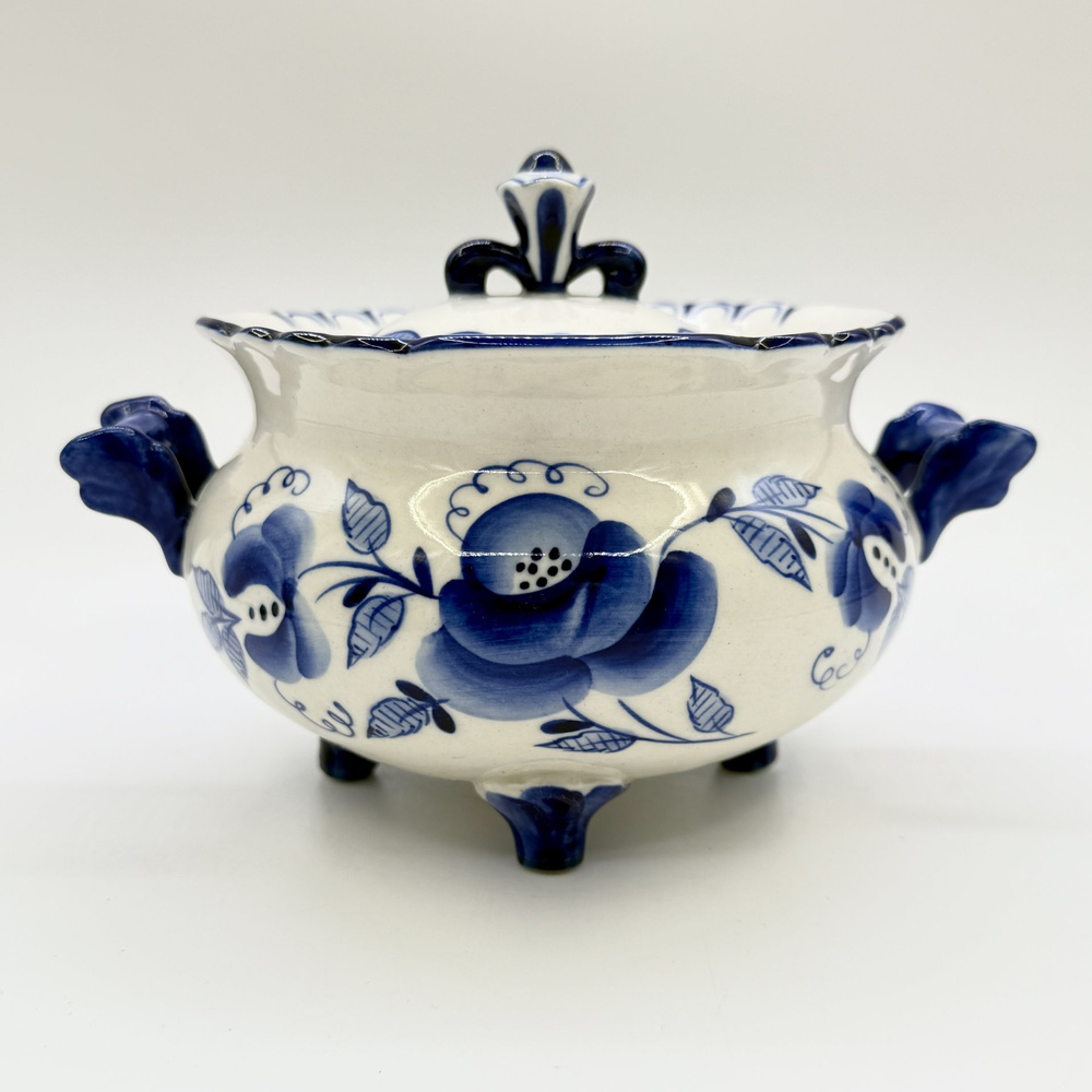 Сахарница винтажная на ножках с цветочным орнаментом, фарфор, роспись, Объединение Гжель, СССР ...