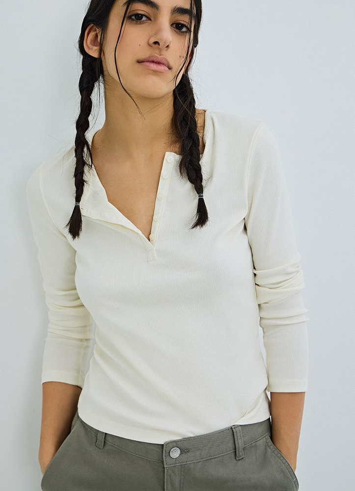 Лонгслив Женский O'STIN слоновая кость Длинный, размер 48 Трикотаж приталенный Однотонный ...