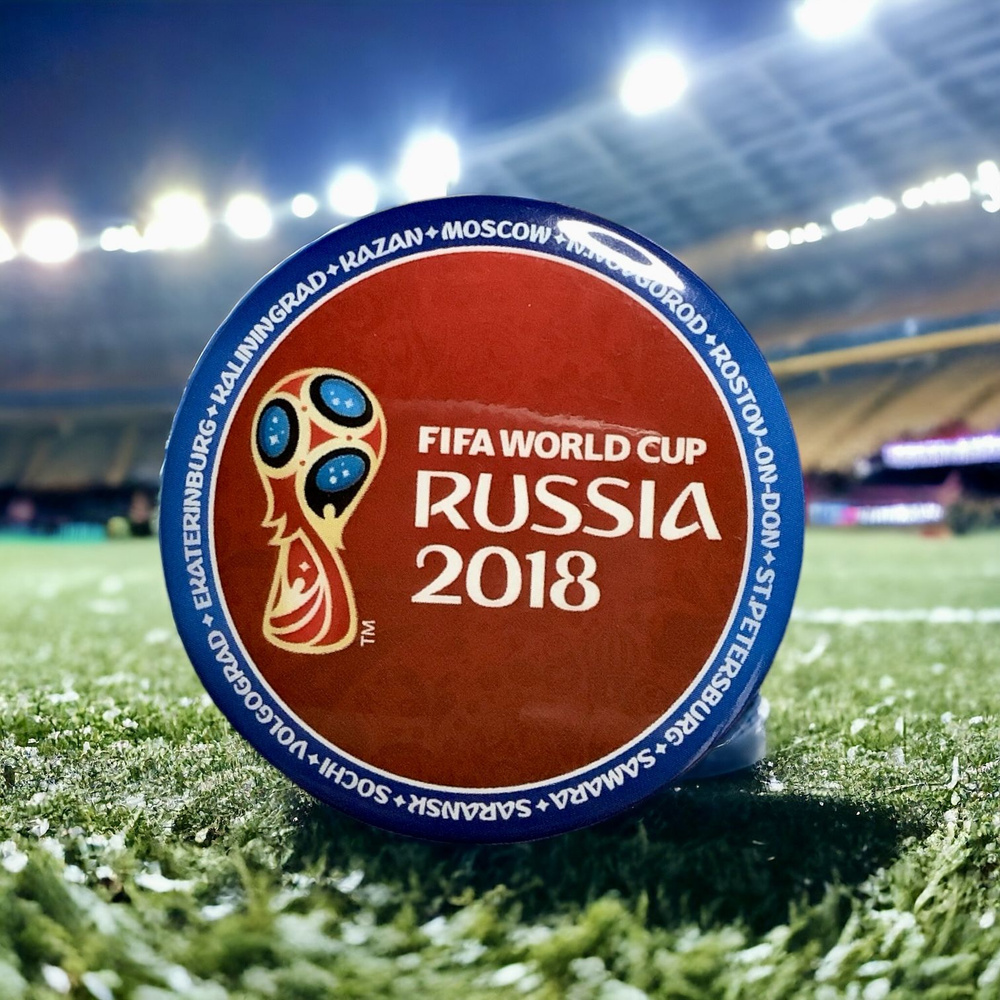 Значок Чемпионат мира по футболу 2018 в России. ФИФА. Кубок на красном ...