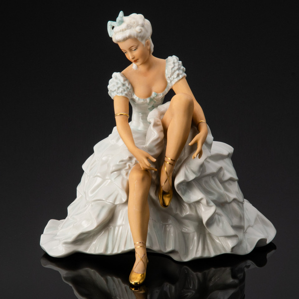 Большого размера Статуэтка "Балерина, завязывающая пуанты", фарфор роспись золочение ...