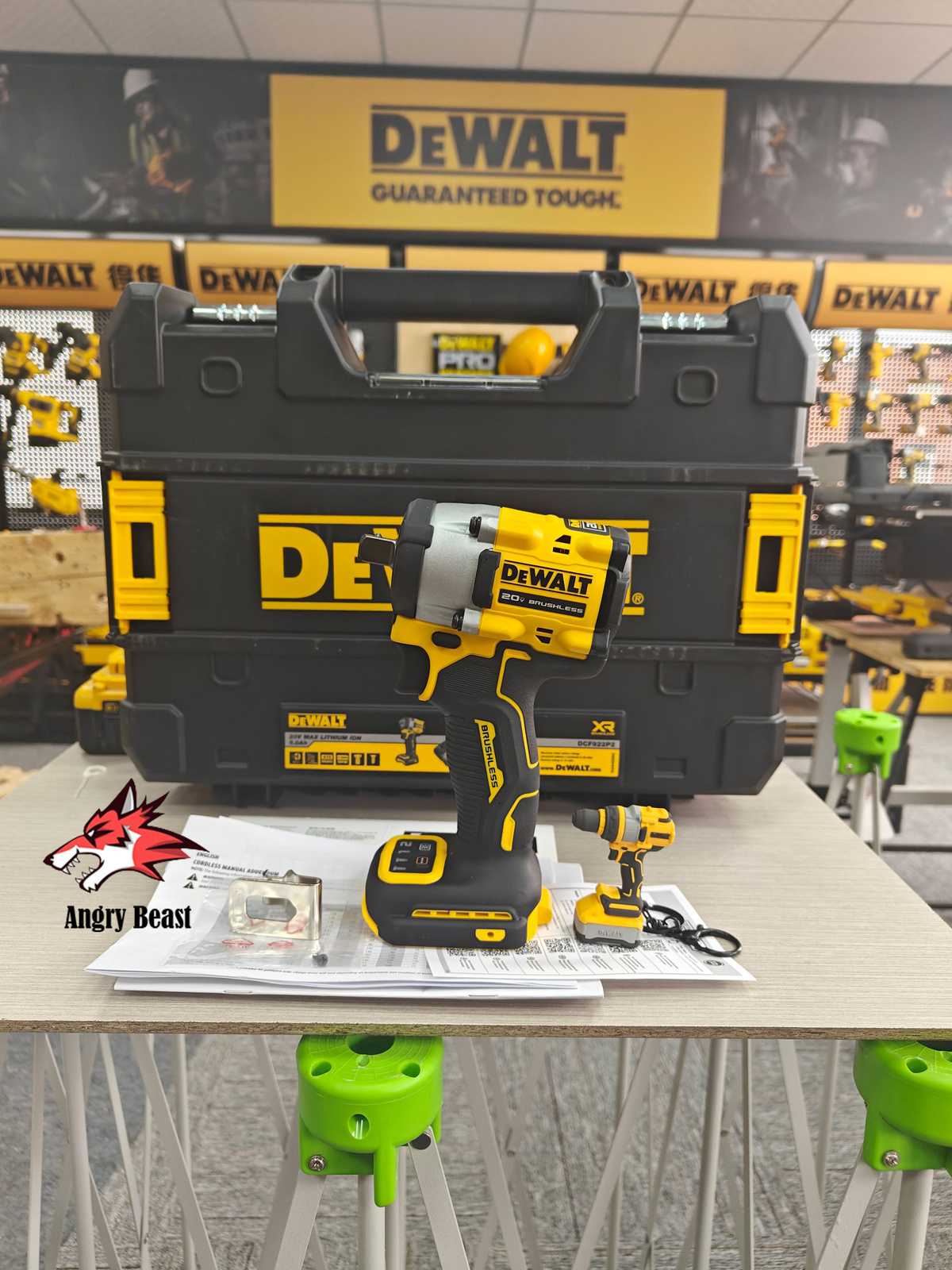 DEWALT Гайковерт аккумуляторный ударный DCF922NT 20B MAX , 3550 ударов ...