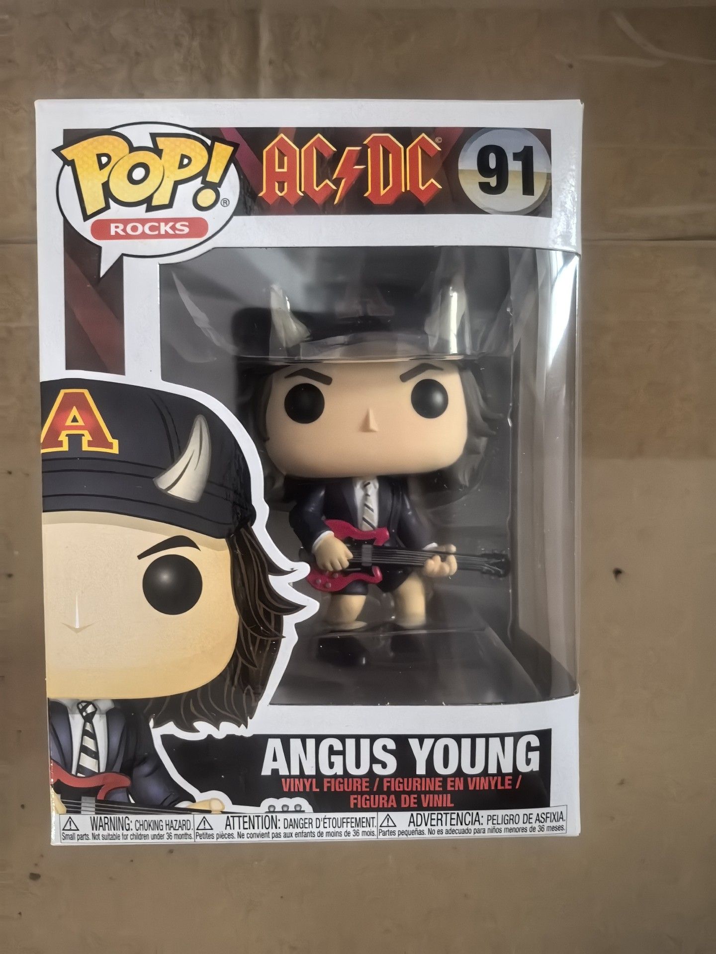 Фигурка POP! AC/DC Angus Young 91Ангус Янг, участник рок-группы AC/DC, держит в руках ...