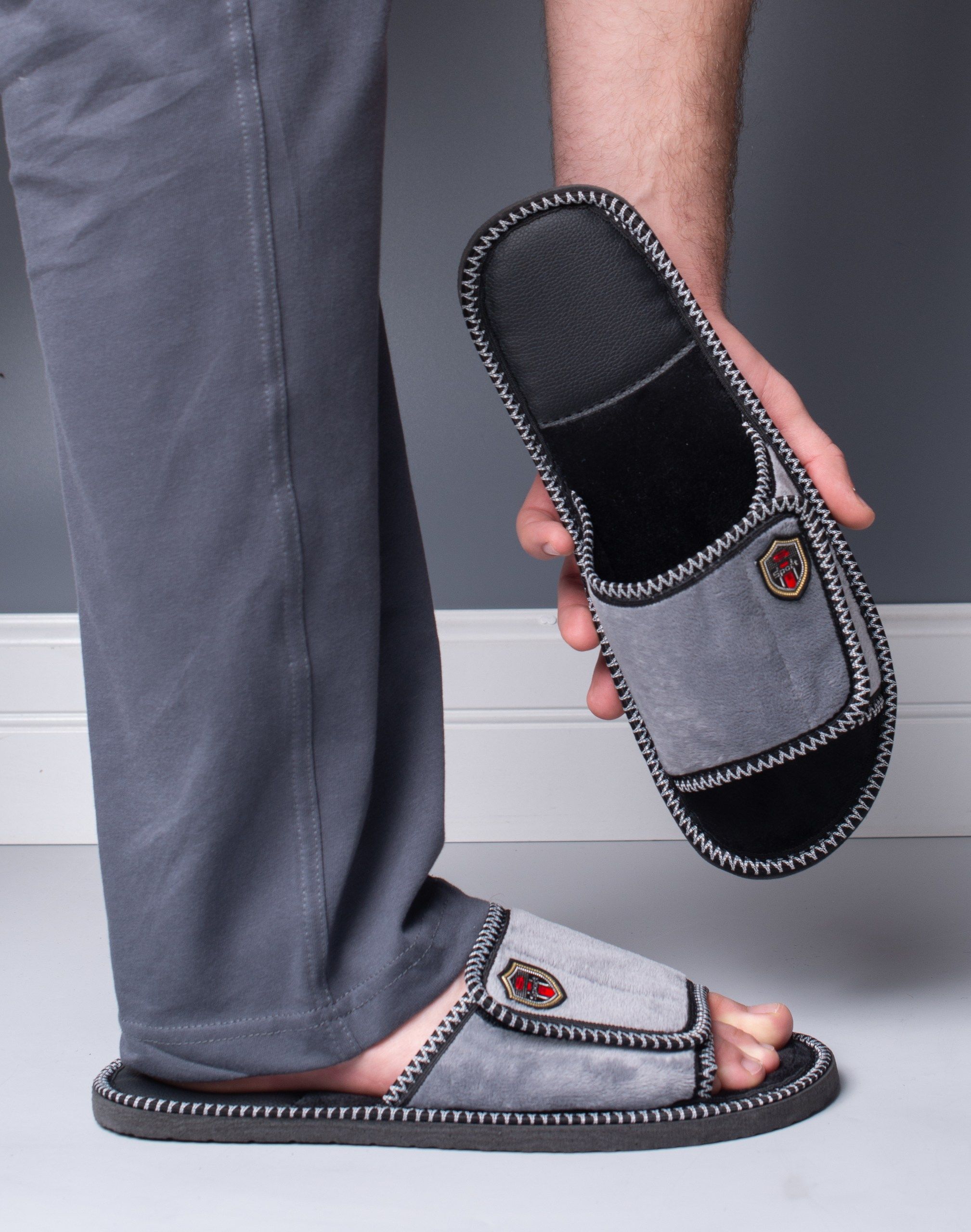 Тапочки Мужской JVK, размер 42, 43 R (средняя) серый графит Нашивки ...
