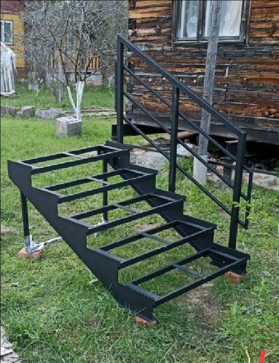 Лестница-крыльцо ,6 ступеней,без ступеней ДПК,ограждения справа ...