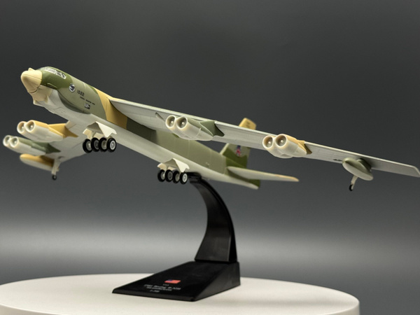 Вопросы и ответы о Коллекционная модель самолета Boeing B-52H Stratofortress 1981 1/200 – OZON ...