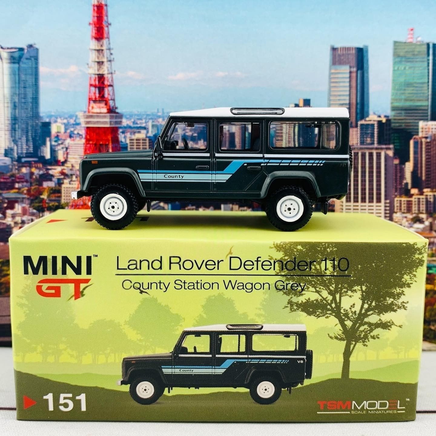 MINI GT 1:64 #151 Land Rover Defender 110 1985 County Station Wagon ...