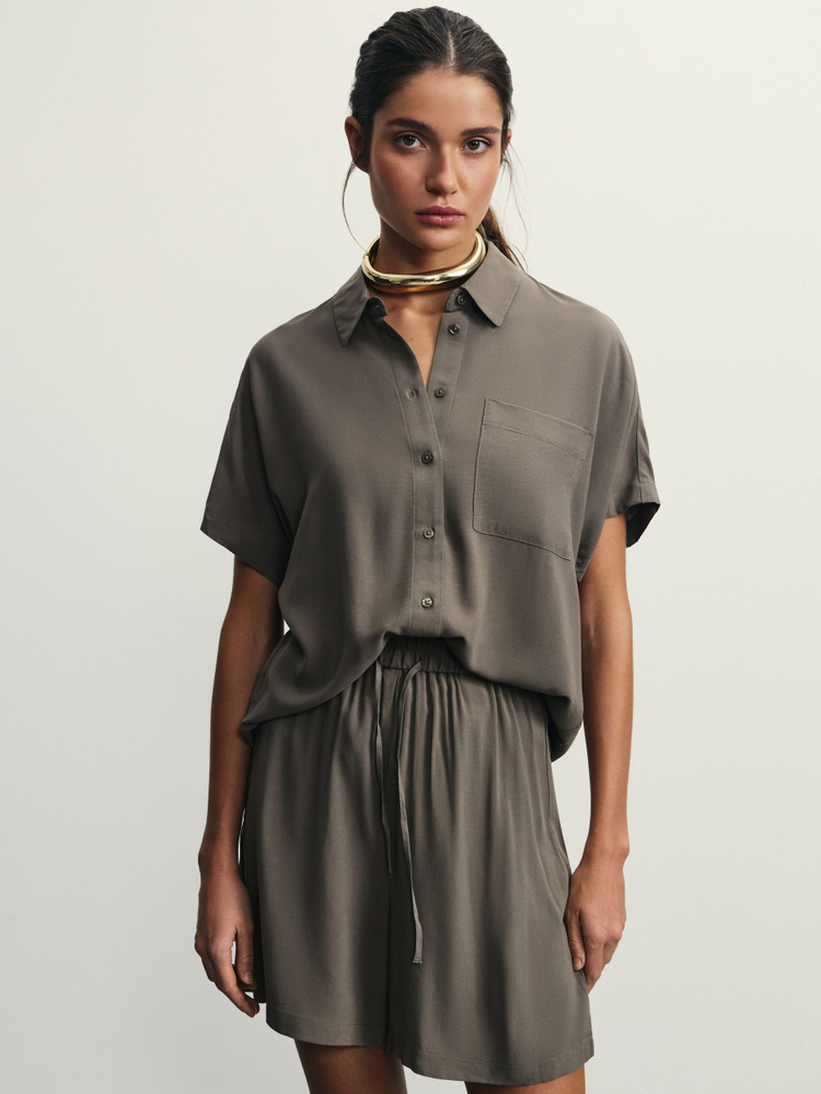 Блузка Женский Zarina оливковый Вискоза Короткий Абстракция, размер 44 свободный Пуговицы ...