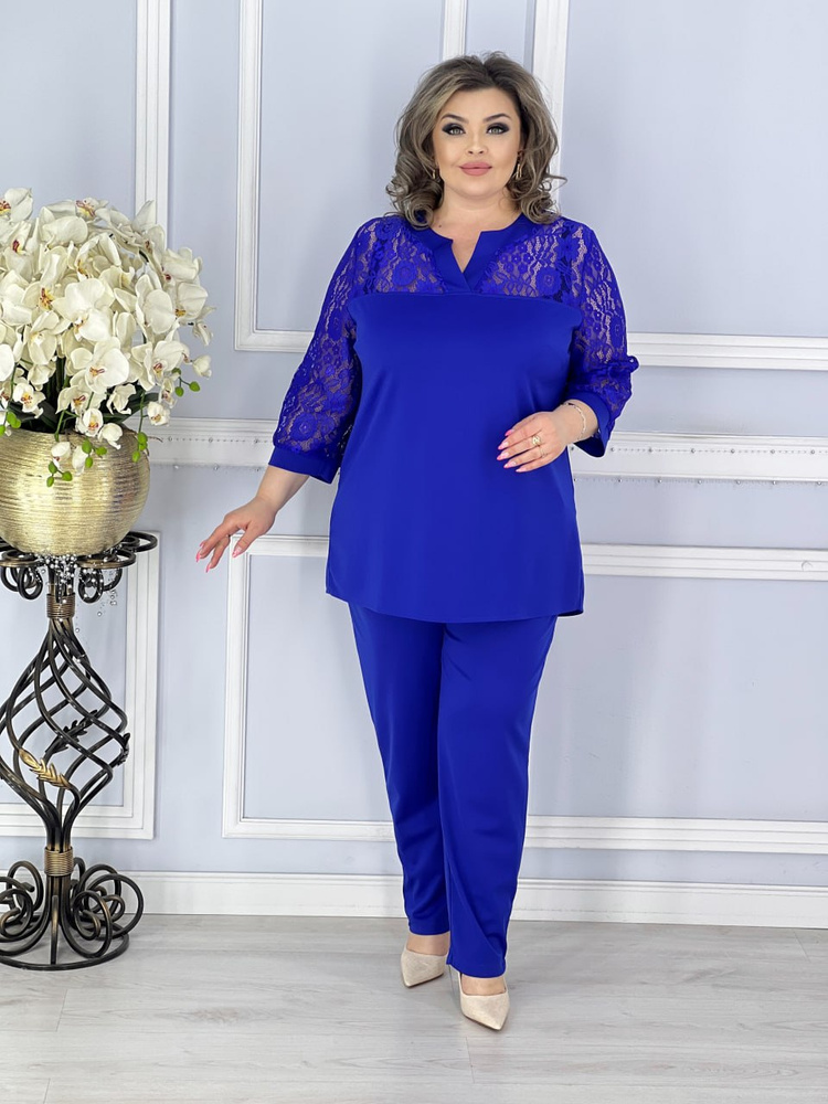 Комплект одежды Женский Assorti-moda Вечерний/праздничный брючный электрик, размер 56 Трикотаж ...