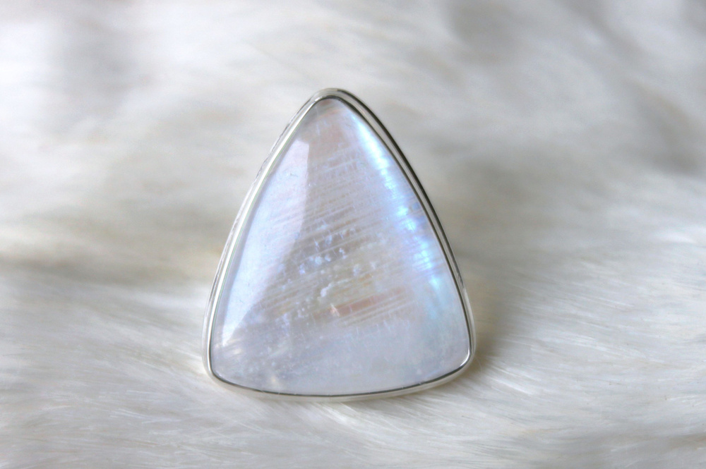 Кольцо с лунным камнем треугольное - купить с доставкой по выгодным ...